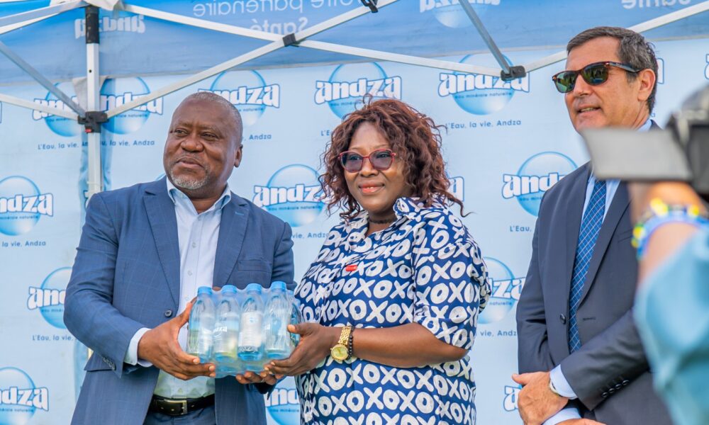 3000 packs d’eau Andza offerts par Sobraga à la Linafp – Vox Populi 241